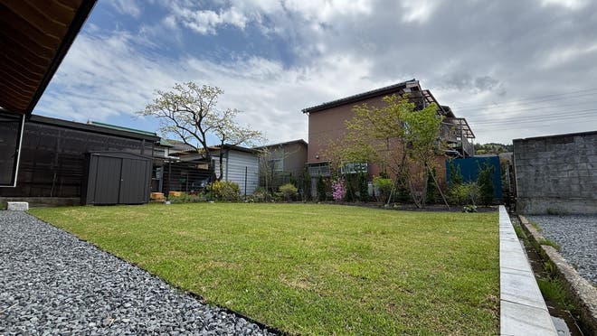 縁側と芝生でゆっくり過ごせる小洒落たバンガローの写真4