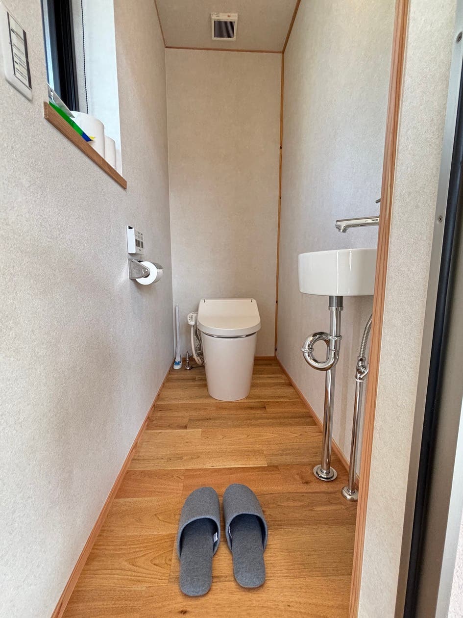 縁側と芝生でゆっくり過ごせる小洒落たバンガローの写真8