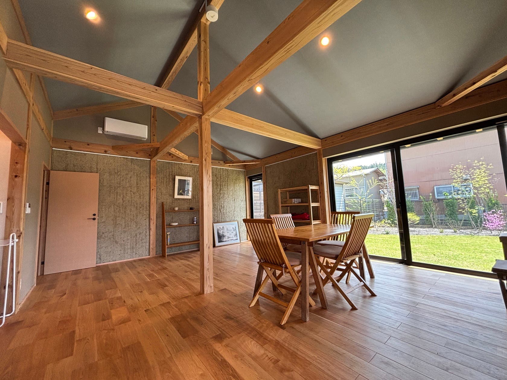 縁側と芝生でゆっくり過ごせる小洒落たバンガローの写真10