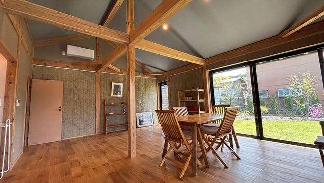 縁側と芝生でゆっくり過ごせる小洒落たバンガローの写真10