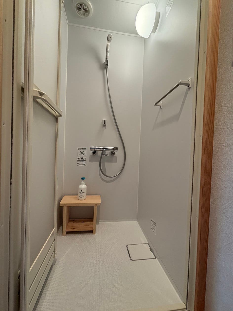 縁側と芝生でゆっくり過ごせる小洒落たバンガローの写真15