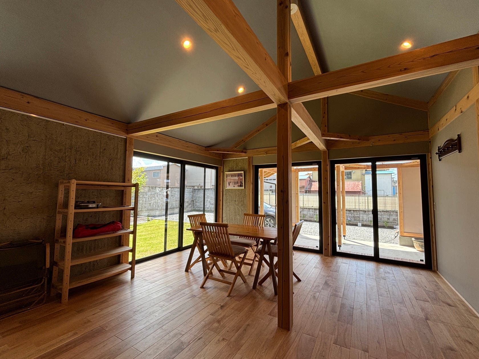 縁側と芝生でゆっくり過ごせる小洒落たバンガローの写真17