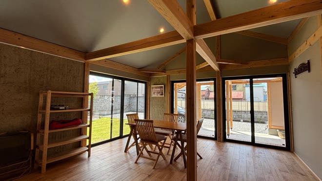 縁側と芝生でゆっくり過ごせる小洒落たバンガローの写真17