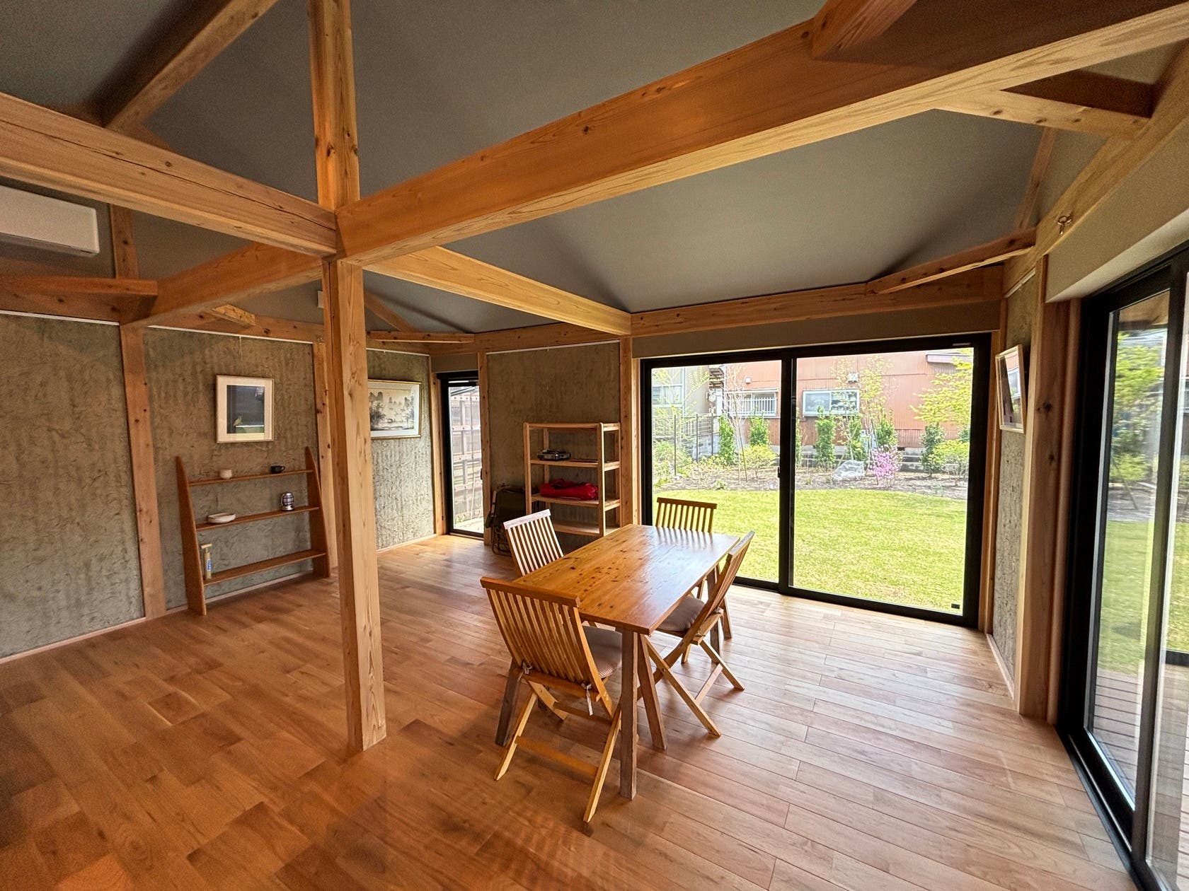 縁側と芝生でゆっくり過ごせる小洒落たバンガローの写真19