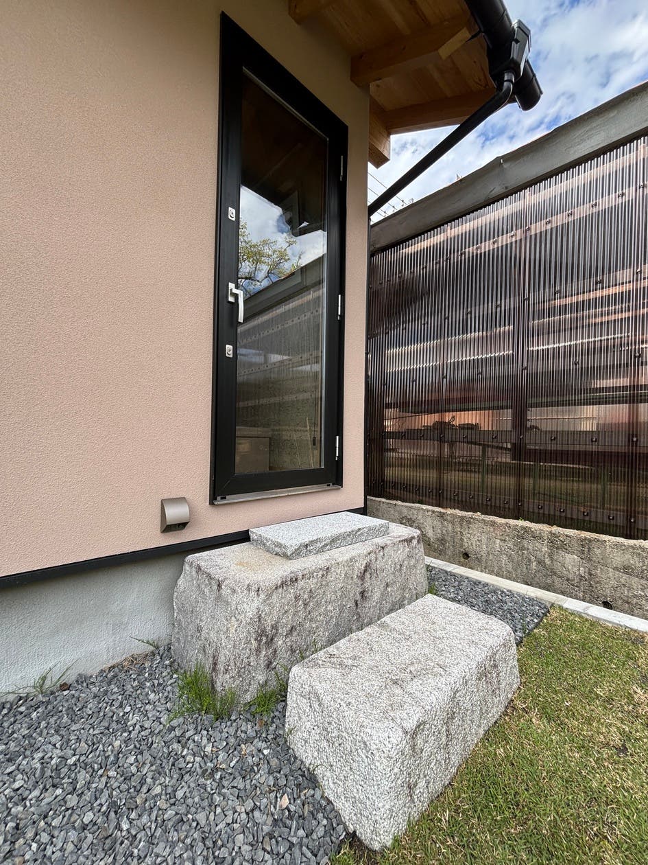 縁側と芝生でゆっくり過ごせる小洒落たバンガローの写真23