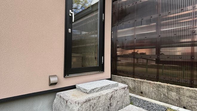 縁側と芝生でゆっくり過ごせる小洒落たバンガローの写真23