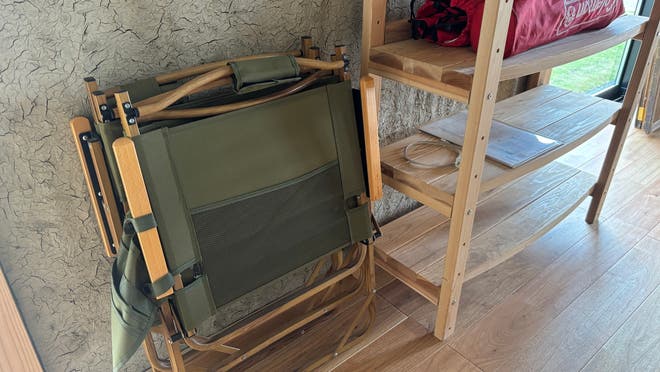 縁側と芝生でゆっくり過ごせる小洒落たバンガローの写真25