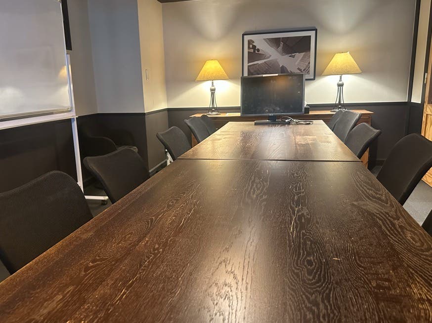 【12名会議室RoomC】新橋駅徒歩1分！/モニター/Wi-Fi/充電器/テレワークやWeb会議に最適の写真4