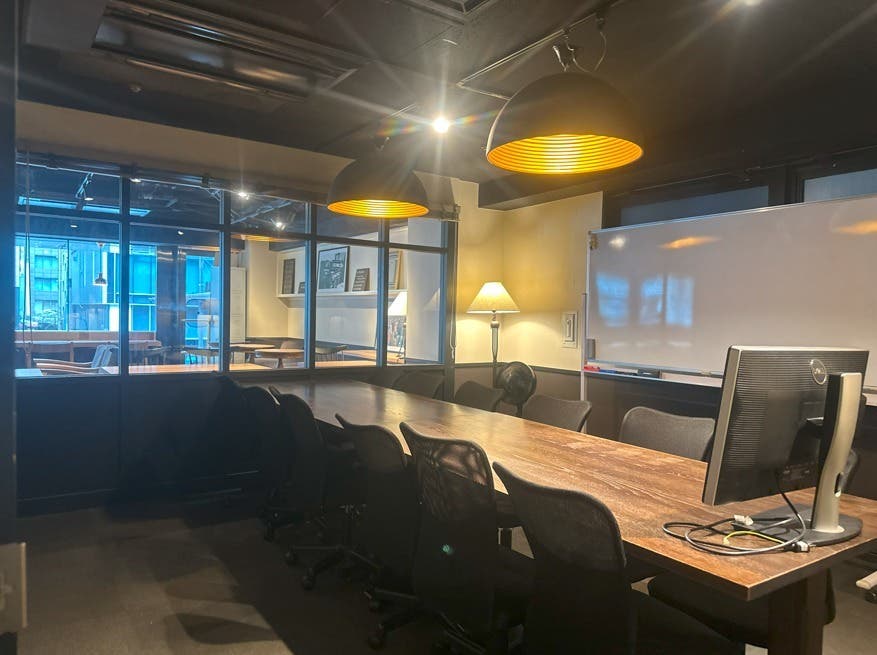 【12名会議室RoomC】新橋駅徒歩1分！/モニター/Wi-Fi/充電器/テレワークやWeb会議に最適の写真5