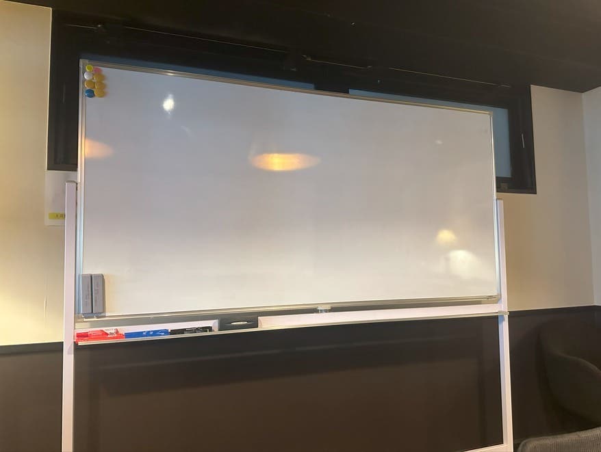 【12名会議室RoomC】新橋駅徒歩1分！/モニター/Wi-Fi/充電器/テレワークやWeb会議に最適の写真6