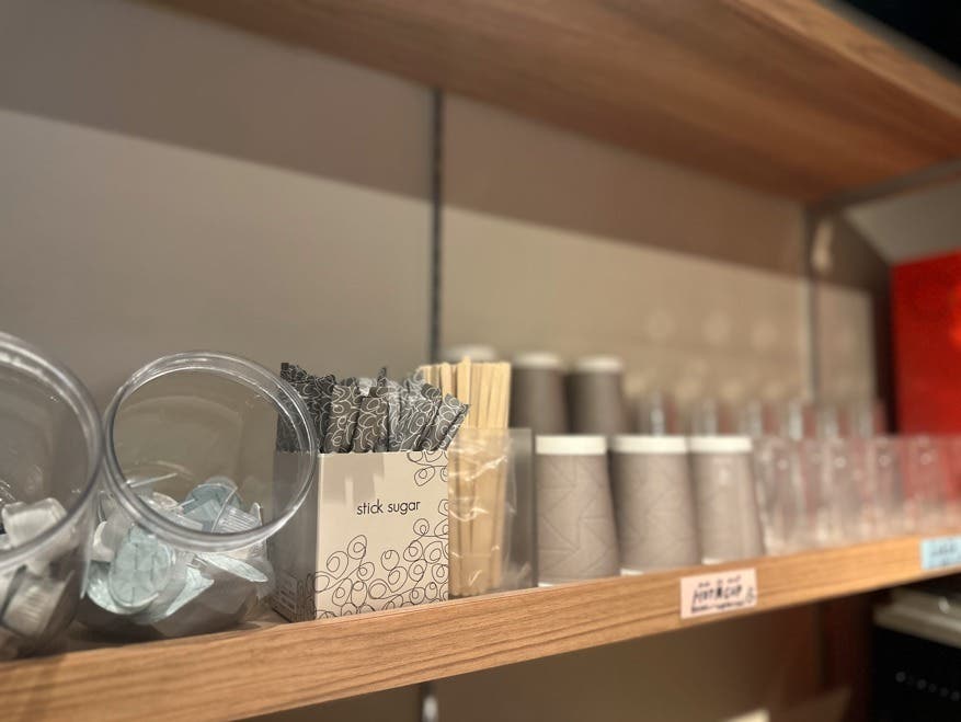 【12名会議室RoomC】新橋駅徒歩1分！/モニター/Wi-Fi/充電器/テレワークやWeb会議に最適の写真12