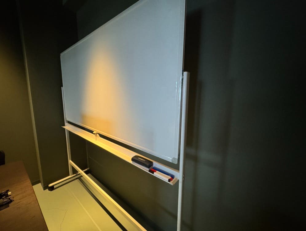 【8名会議室RoomB】八王子駅徒歩3分！/モニター/Wi-Fi/充電器/テレワークやWeb会議に最適の写真7