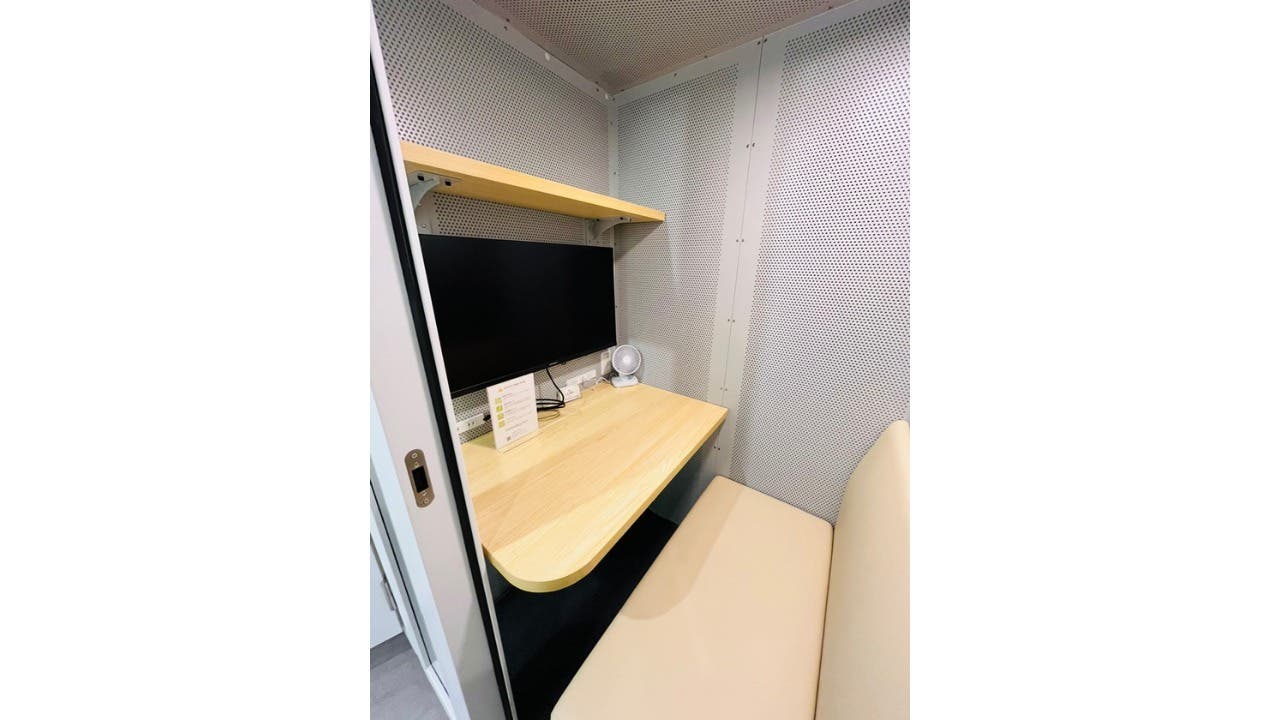 🌟隙間時間の待合室に🌟【立川駅徒歩1分｜飲物持込OK｜2PS】座り心地抜群ソファ/無料Wi-Fi/電源/31.5inモニターの写真1