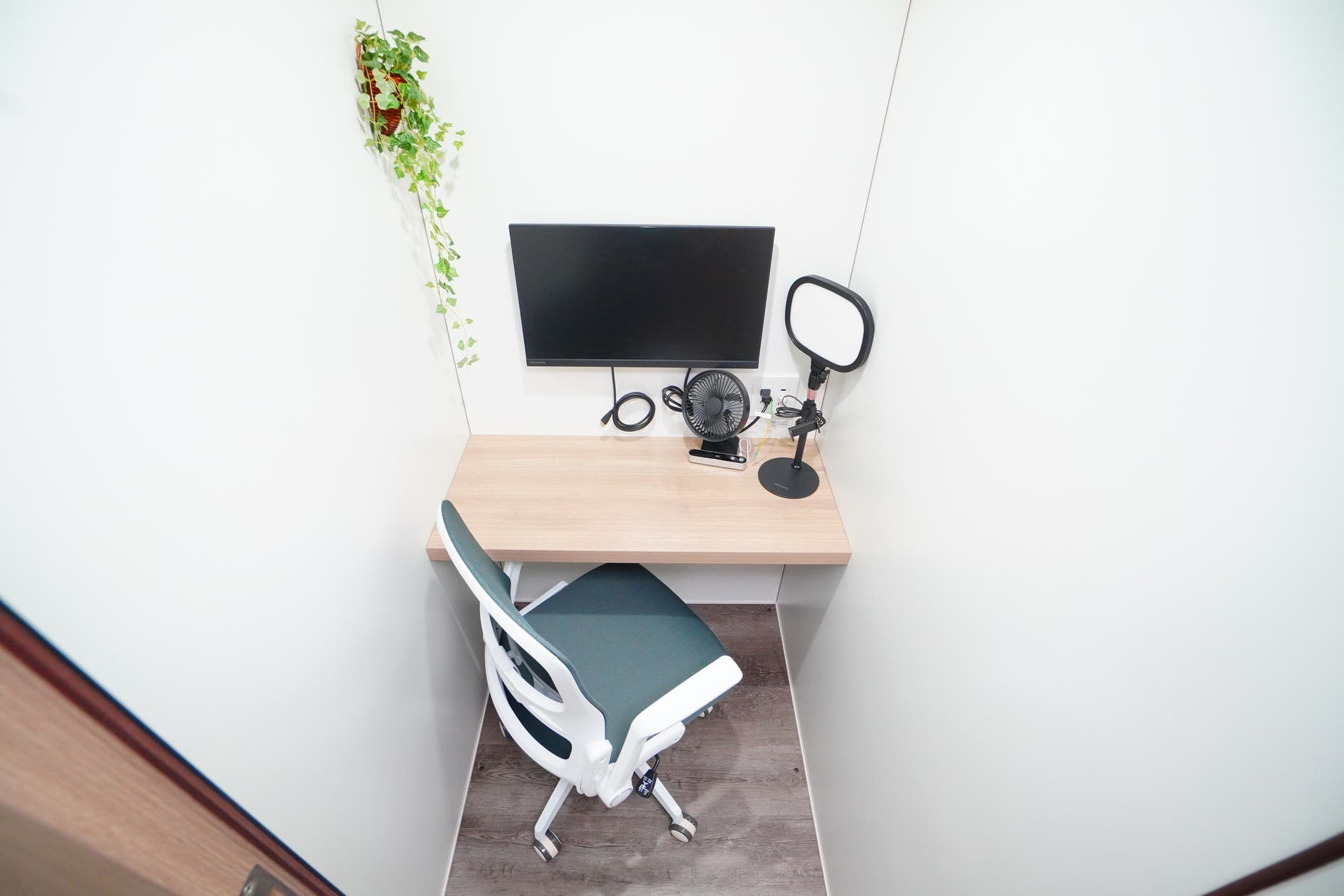 ＜個室ワークブース広尾No.1＞広尾駅徒歩6分✨完全個室🚪高速光回線Wi-Fi📶電源🔌テレワーク/面接/自習/作業の写真1