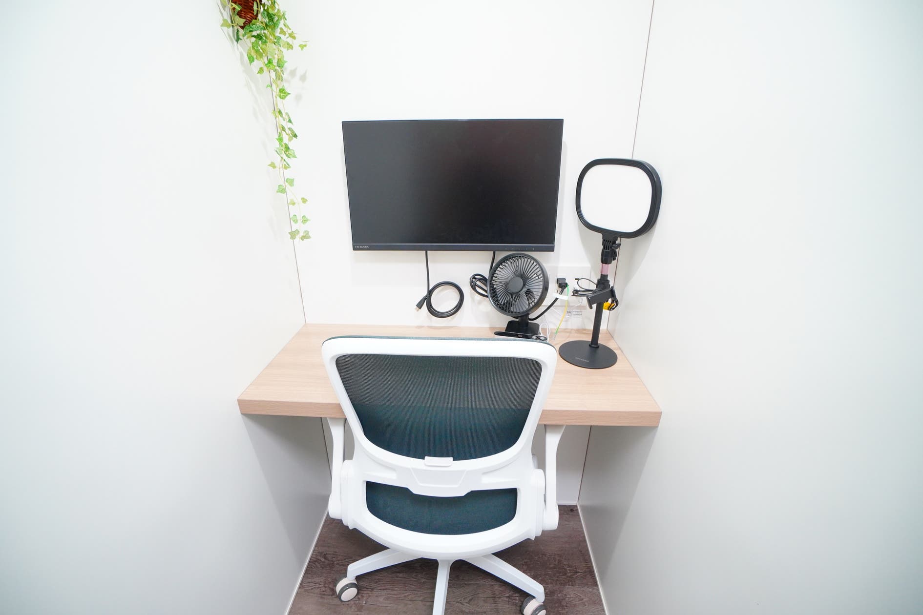 ＜個室ワークブース広尾No.1＞広尾駅徒歩6分✨完全個室🚪高速光回線Wi-Fi📶電源🔌テレワーク/面接/自習/作業の写真3