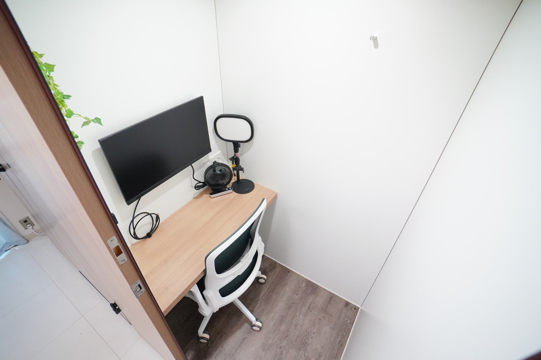 ＜個室ワークブース広尾No.3＞広尾駅徒歩6分✨完全個室🚪高速光回線Wi-Fi📶電源🔌テレワーク/面接/自習/作業の写真1