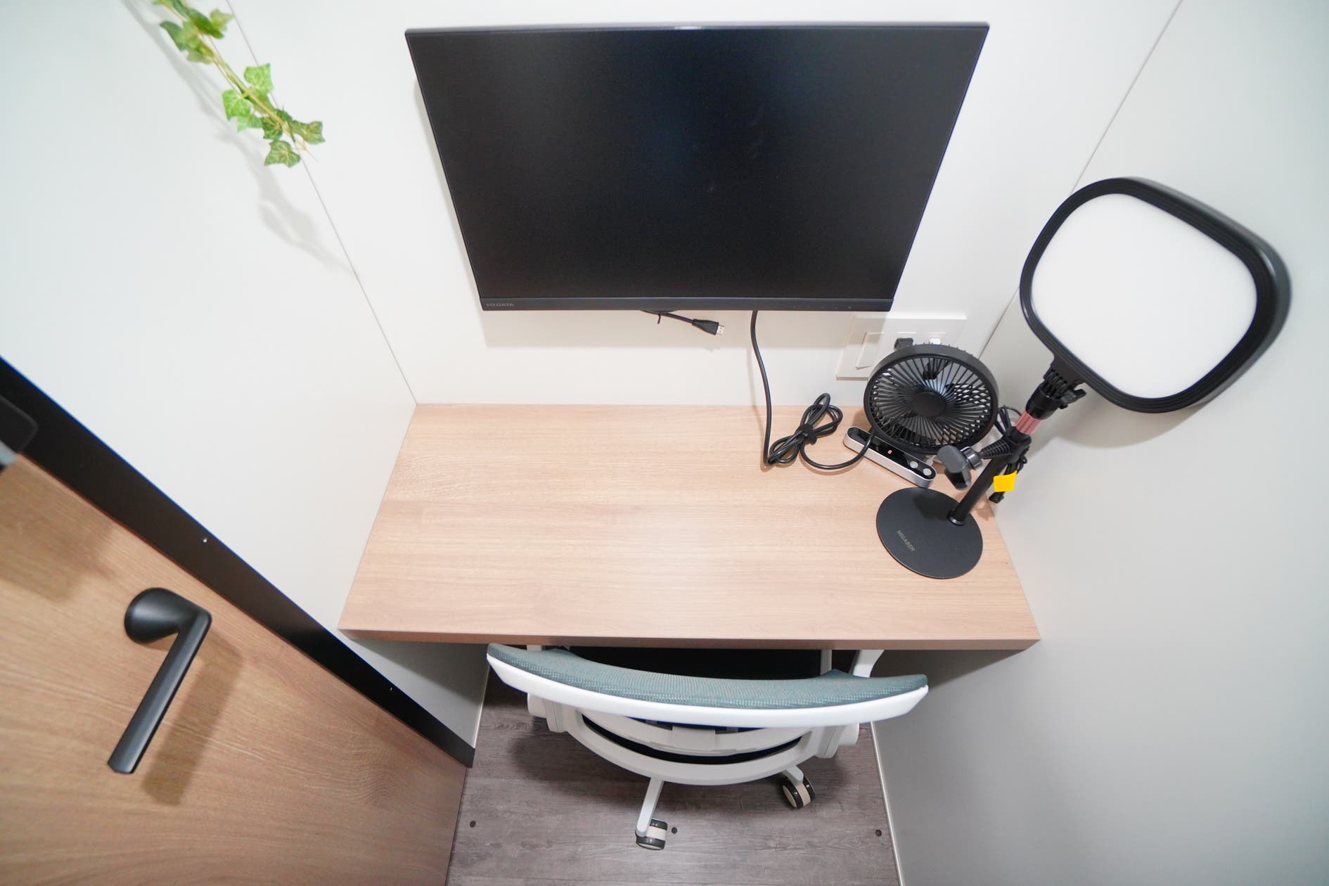 ＜個室ワークブース広尾No.3＞広尾駅徒歩6分✨完全個室🚪高速光回線Wi-Fi📶電源🔌テレワーク/面接/自習/作業の写真2