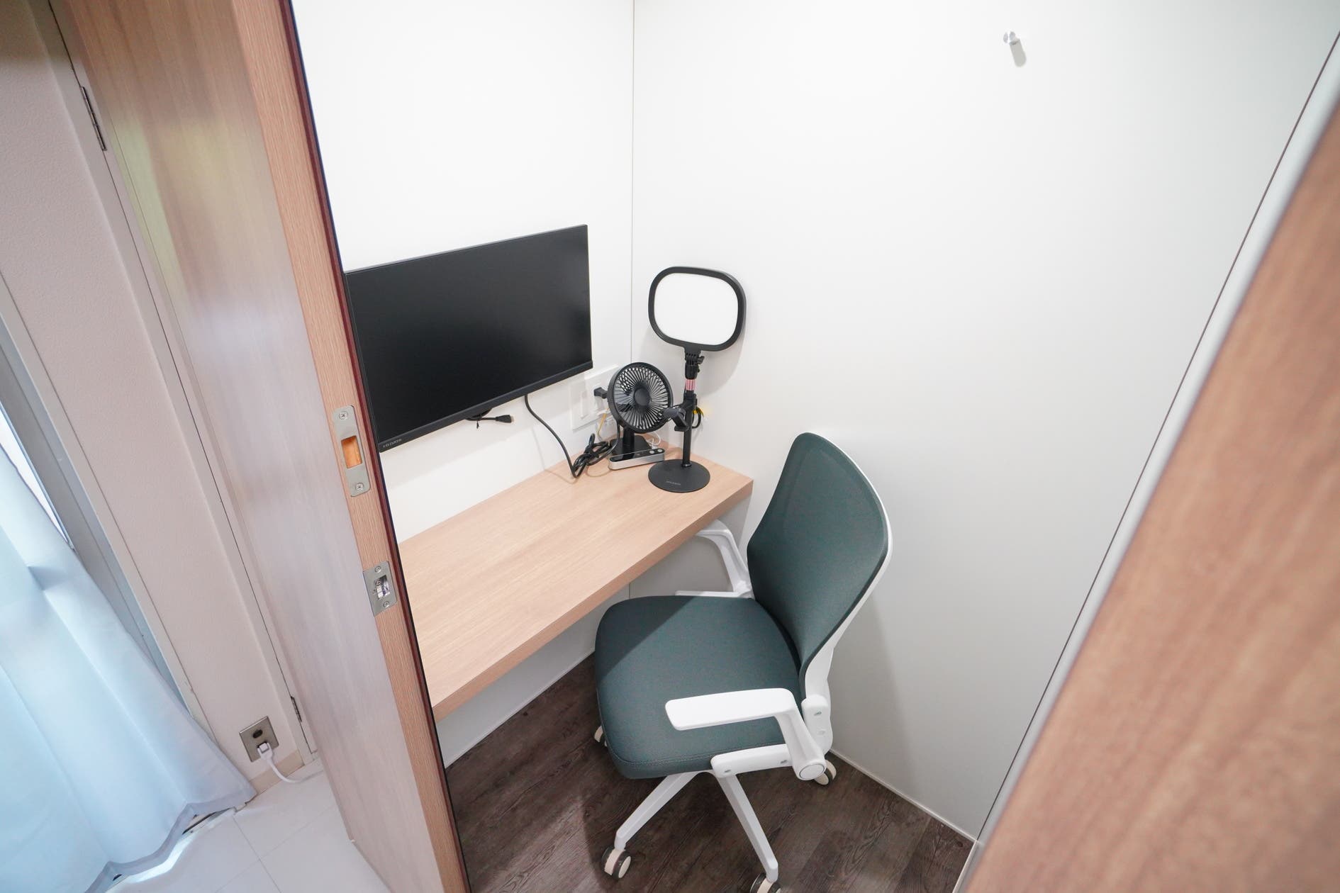 ＜個室ワークブース広尾No.3＞広尾駅徒歩6分✨完全個室🚪高速光回線Wi-Fi📶電源🔌テレワーク/面接/自習/作業の写真4