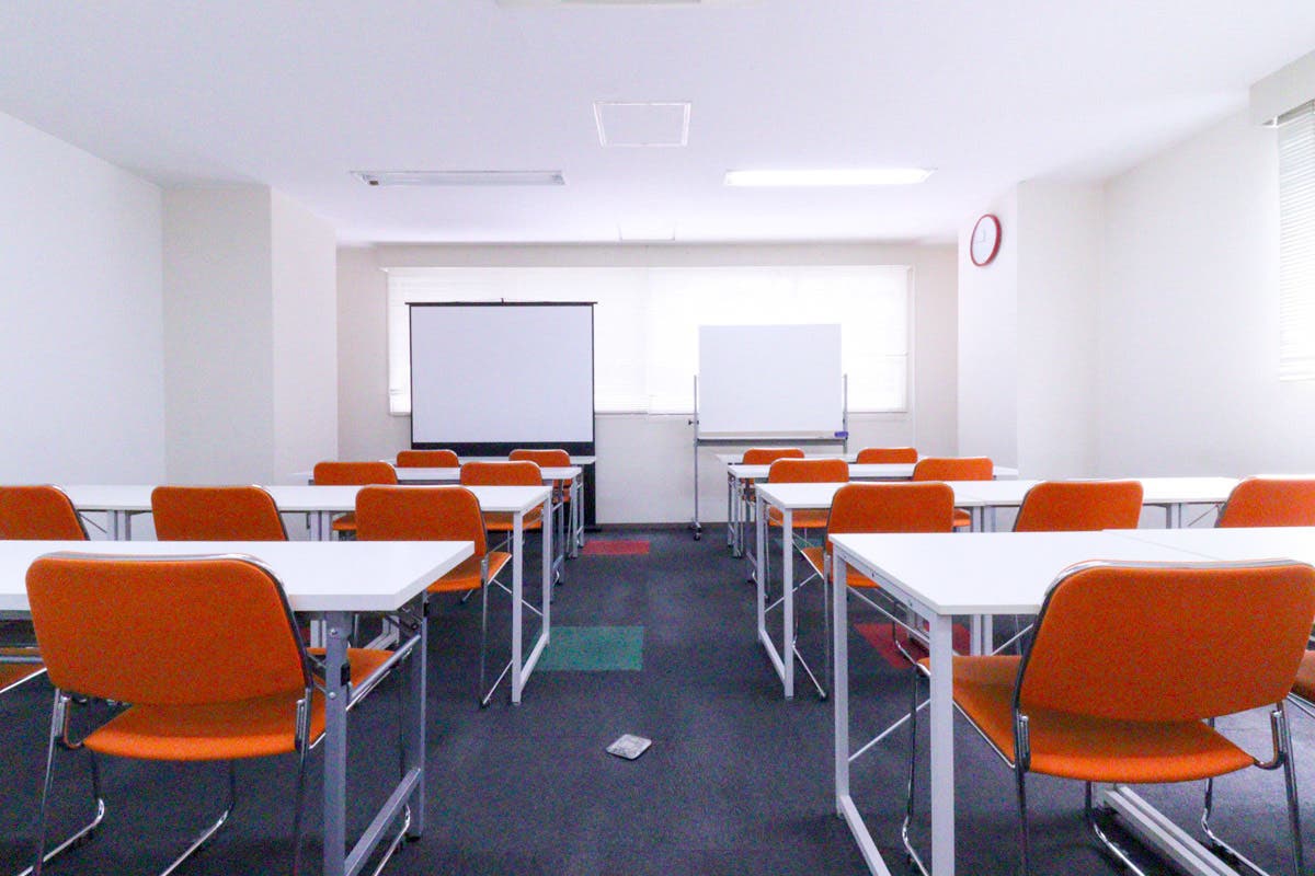 【心斎橋駅7番出口徒歩72秒！23名利用可！】プロジェクター・ホワイトボード・WiFi無料！ふれあい貸し会議室 心斎橋Dの写真1