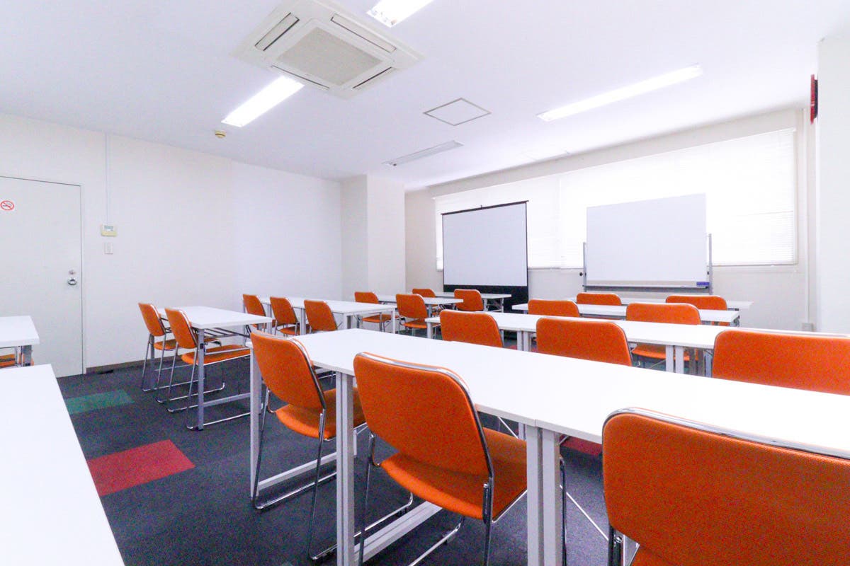 【心斎橋駅7番出口徒歩72秒！23名利用可！】プロジェクター・ホワイトボード・WiFi無料！ふれあい貸し会議室 心斎橋Dの写真2