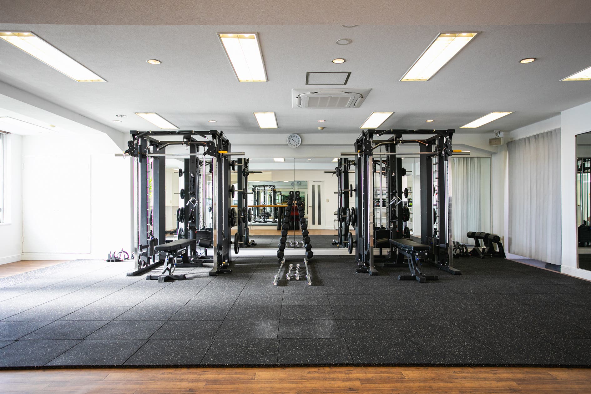 【代田橋駅徒歩4分】撮影OK！開放感のある広々ジムでトレーニング！の写真1