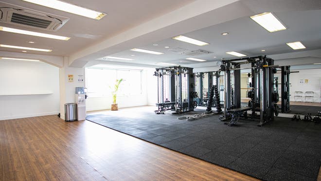 【代田橋駅徒歩4分】撮影OK!開放感のある広々ジムでトレーニング!の写真2