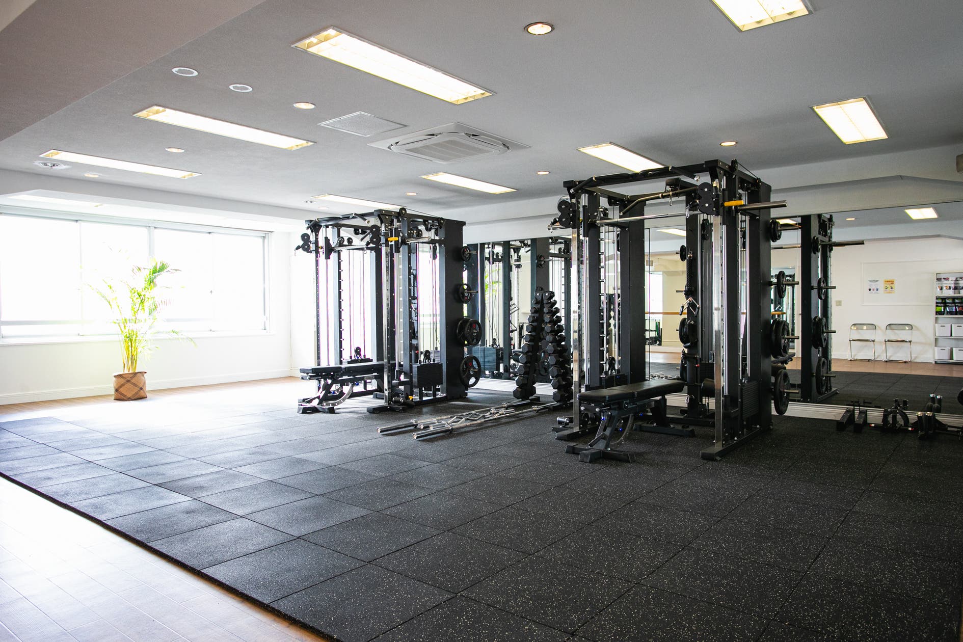 【代田橋駅徒歩4分】撮影OK！開放感のある広々ジムでトレーニング！の写真3