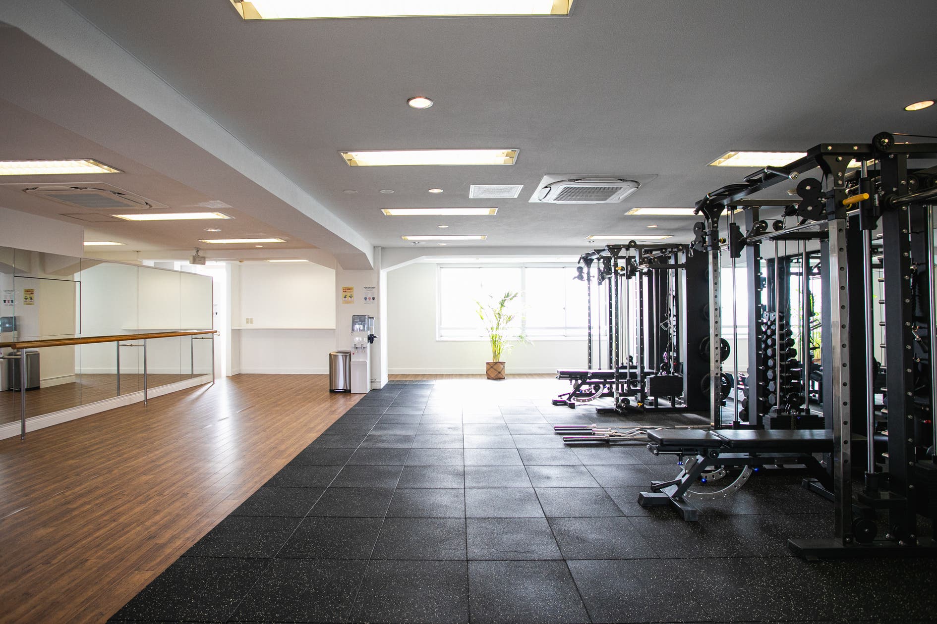 【代田橋駅徒歩4分】撮影OK！開放感のある広々ジムでトレーニング！の写真4