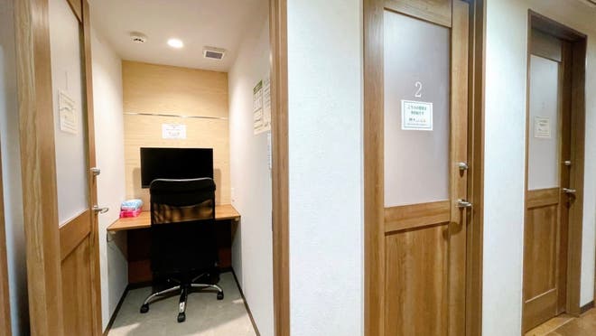 【¥330/30分!御徒町駅から徒歩1分】モニター・フリードリンク付き1名個室(ブース11)※予約時間前は入室不可の写真1