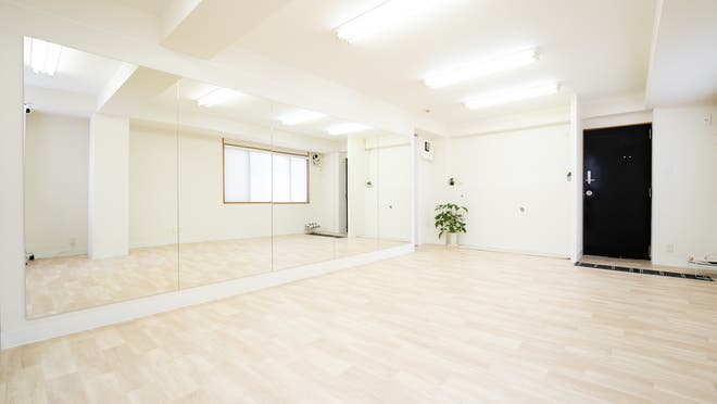 New🎊 平塚駅西口 徒歩 3分!明るく清潔な鏡張りスタジオの写真2