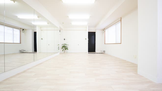 New🎊 平塚駅西口 徒歩 3分!明るく清潔な鏡張りスタジオの写真3