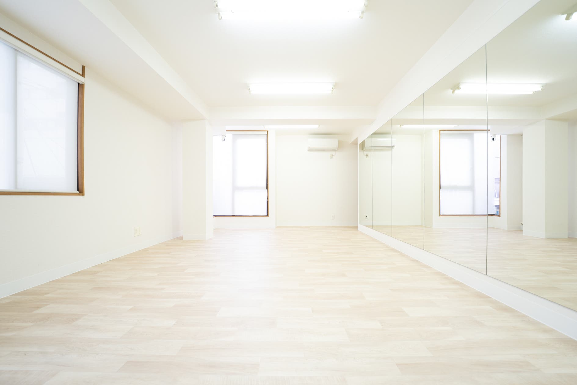 New🎊 平塚駅西口 徒歩 3分！明るく清潔な鏡張りスタジオの写真4