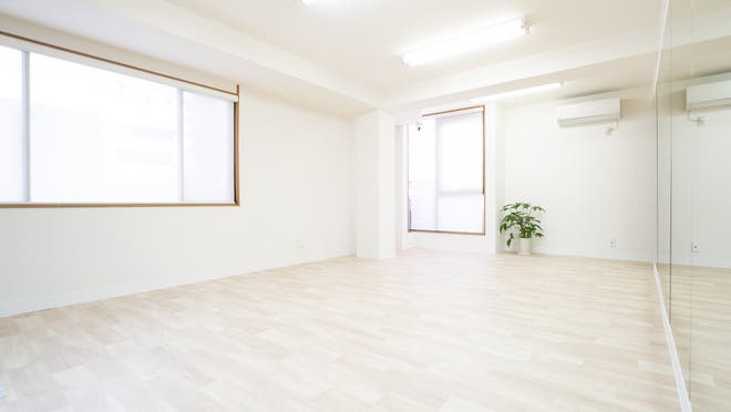 New🎊 平塚駅西口 徒歩 3分!明るく清潔な鏡張りスタジオの写真5