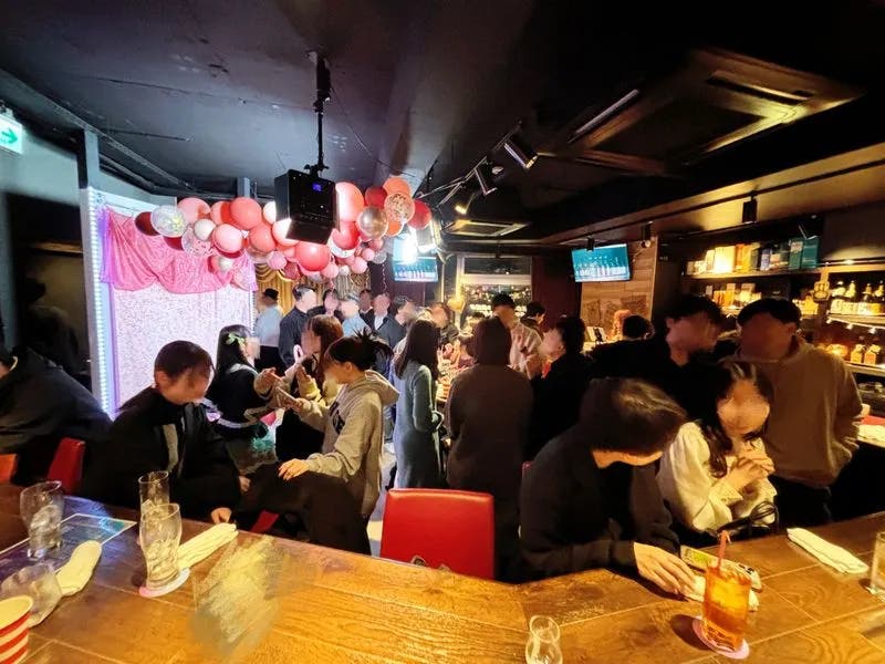 駅チカ！ステージあり！撮影＆飲食可な広々バー！の写真4