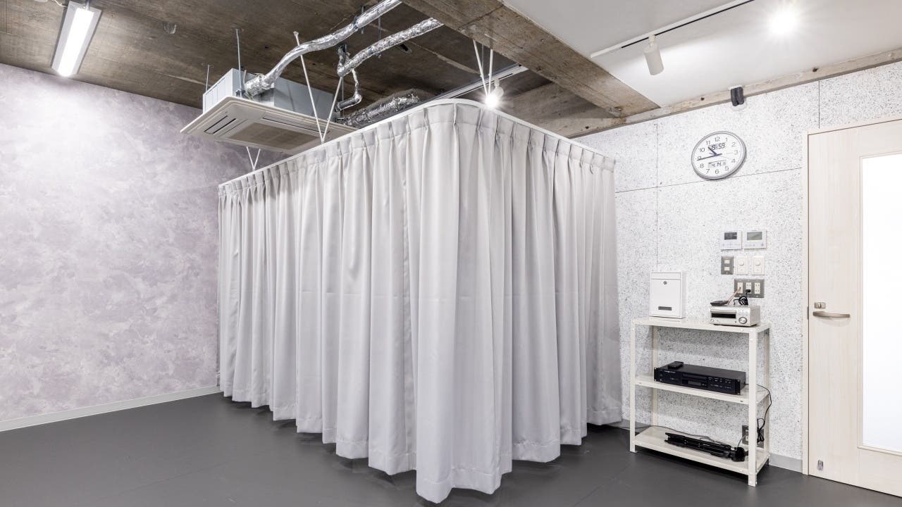 【スタジオ１】府中駅6分／広さ75.1㎡、鏡幅12.7mの大型レンタルスタジオ／バレエ用リノリウム床／各種教室利用におすすめの写真4