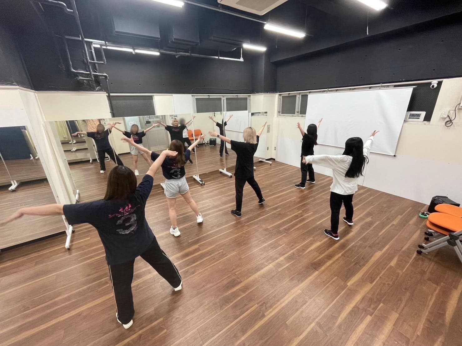 JR新宿駅南口より徒歩4分、THビル2階Bルームの写真2