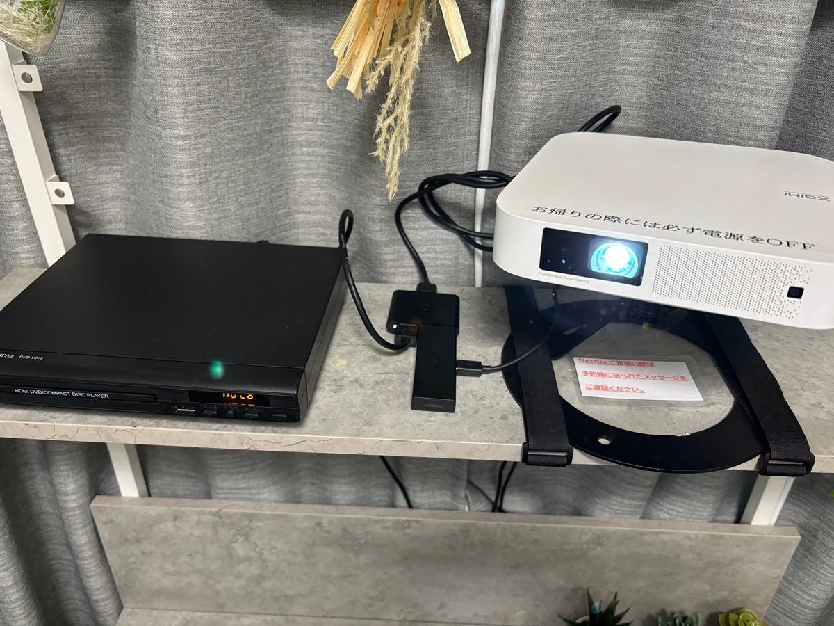 100インチスクリーンで映画鑑賞🎬気の合う仲間と楽しい時間を過ごせるスペースです🍃の写真6