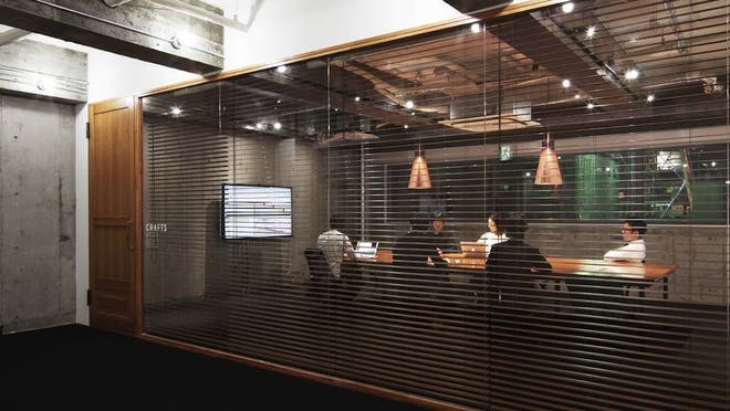 駅から徒歩約5分!オシャレな雰囲気の会議室の写真1