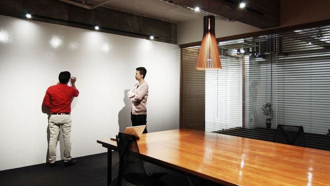 駅から徒歩約5分!オシャレな雰囲気の会議室の写真3