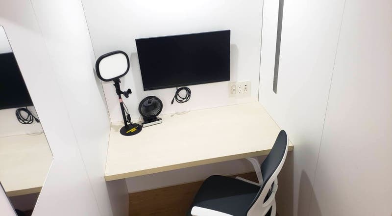 ＜BIZ DESK 博多筑紫口No.5＞博多駅徒歩2分✨完全個室🚪光回線Wi-Fi📶モニター🖥️テレワーク/面接/自習