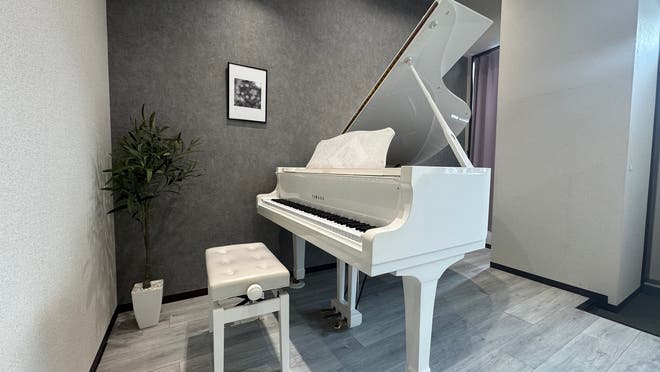 2025年4月2日リニューアル!北欧風モダンな空間で白いグランドピアノが弾けるスタジオの写真1