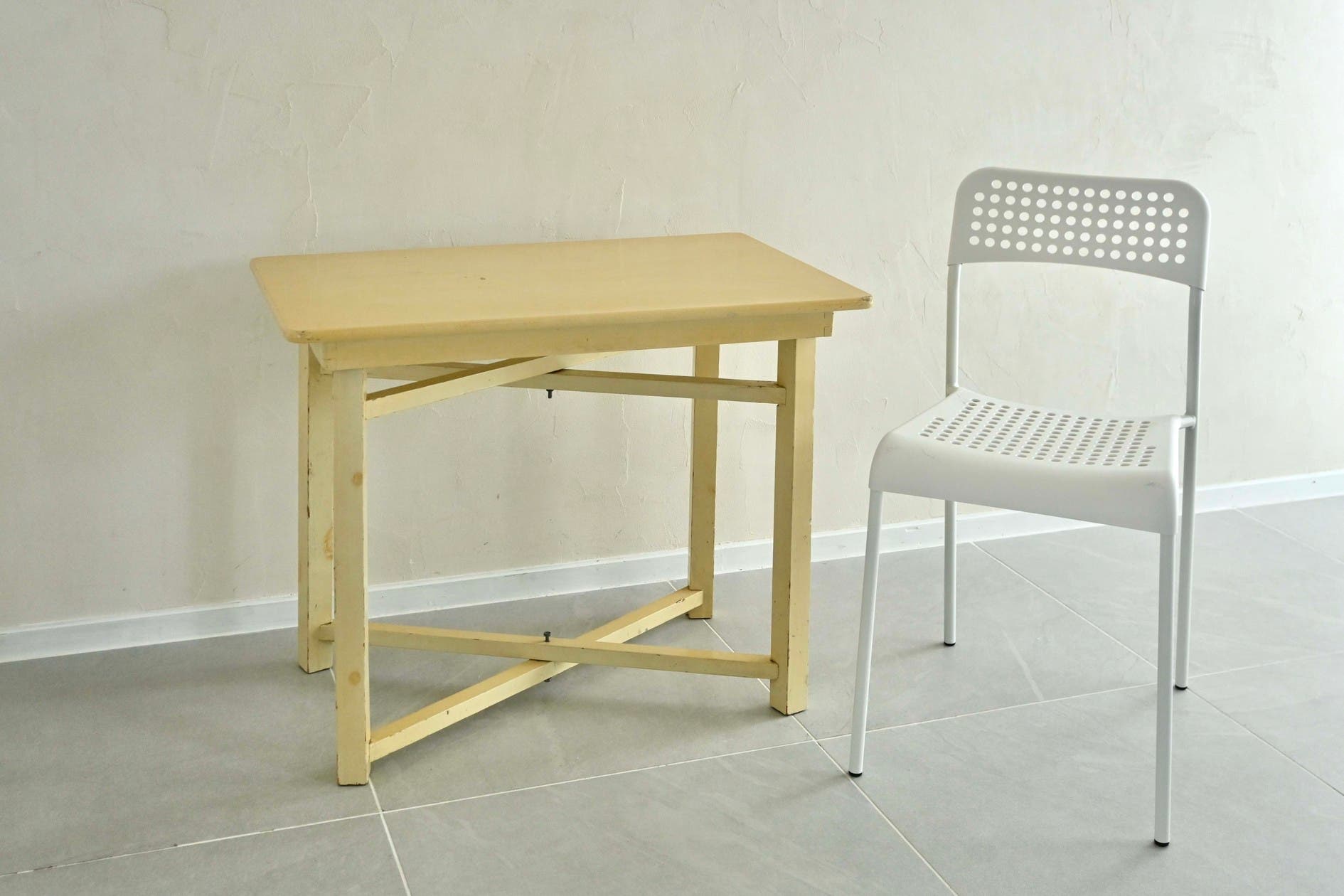 折りたたみデスクと簡易チェアの画像1