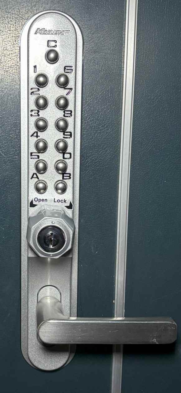 【無料駐車場完備🚙】アクセス良好！24H利用可🌃8名収容｜80㌅大画面でWeb会議・セミナー・研修に最適な個室の写真23