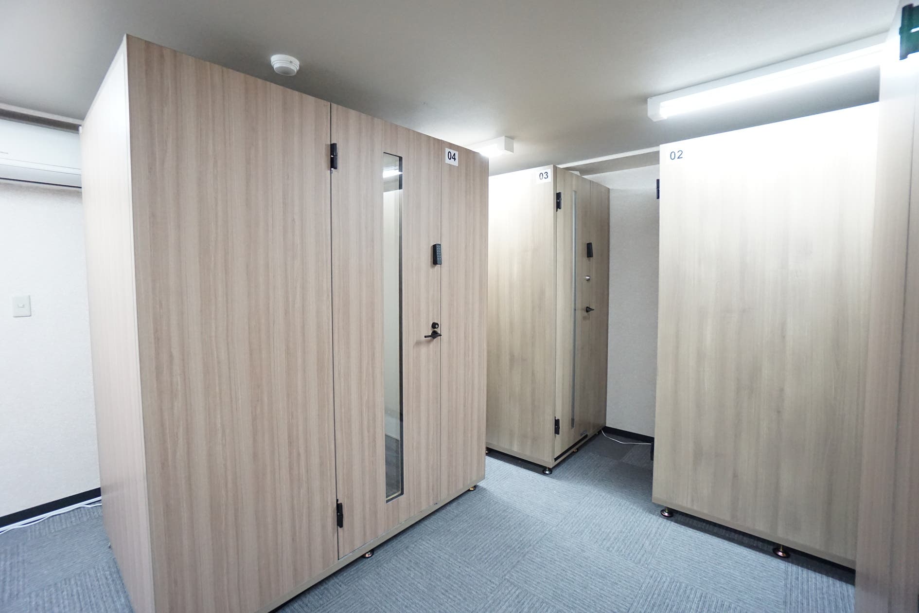 ＜ワークブース新橋駅前No.1＞新橋駅徒歩1分✨完全個室🚪Wi-Fi📶モニター🖥️電源🔌テレワーク/面接/自習/作業の写真5