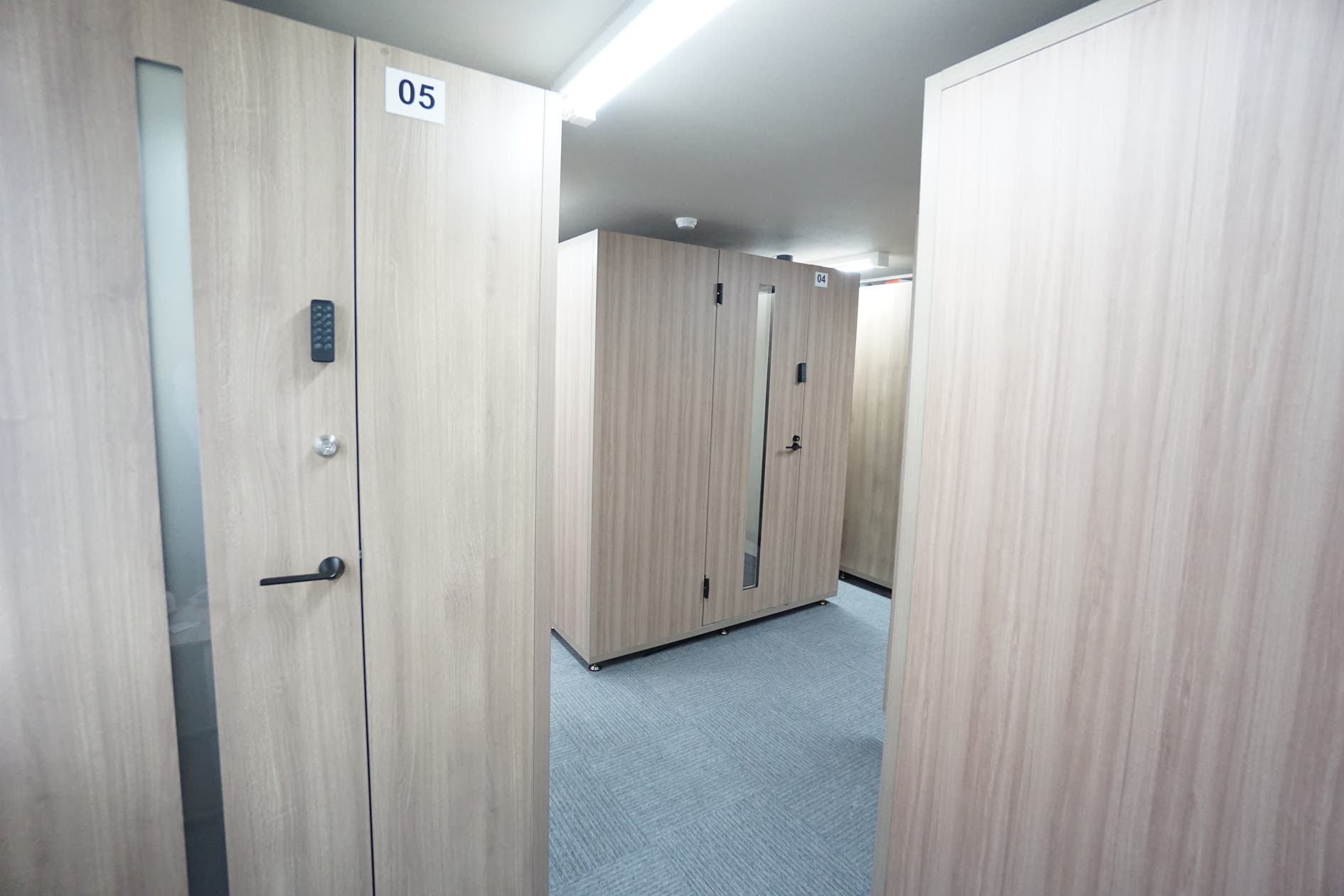 ＜ワークブース新橋駅前No.1＞新橋駅徒歩1分✨完全個室🚪Wi-Fi📶モニター🖥️電源🔌テレワーク/面接/自習/作業の写真6