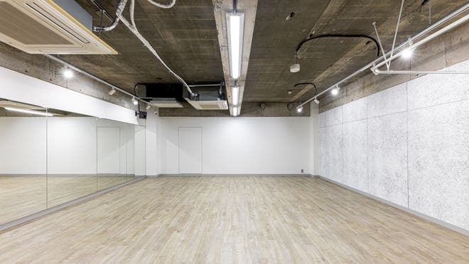 【スタジオ2】府中駅6分/広さ47.8㎡、鏡幅6.5mの中型レンタルスタジオ/ダンスの練習や各種教室利用に最適の写真1