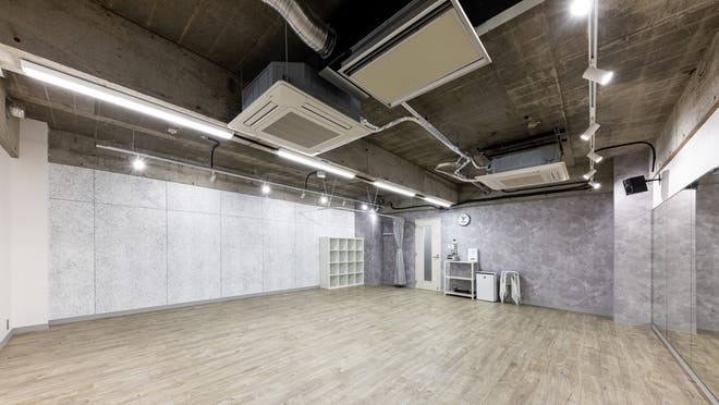 【スタジオ2】府中駅6分/広さ47.8㎡、鏡幅6.5mの中型レンタルスタジオ/ダンスの練習や各種教室利用に最適の写真2