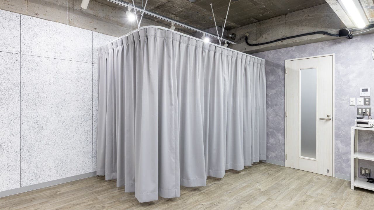 【スタジオ２】府中駅6分／広さ47.8㎡、鏡幅6.5mの中型レンタルスタジオ／ダンスの練習や各種教室利用に最適の写真4
