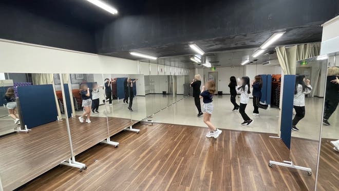 JR新宿駅南口より徒歩4分、THビル2階B+Eルームの写真4