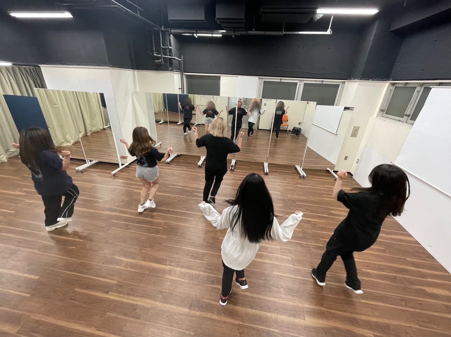 JR新宿駅南口より徒歩4分、THビル2階Bルームの写真3